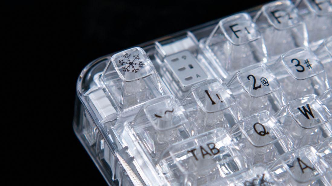 桌面上的一盒冰块，将透明做到极致——CK75 北极熊 - 知乎