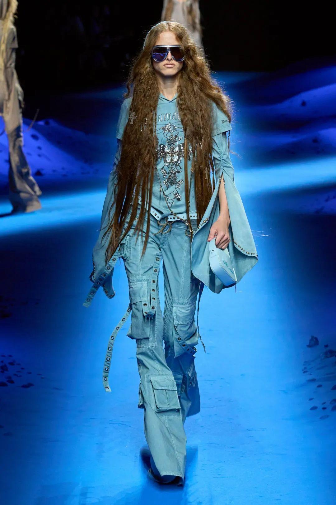 秀场 | Y2K辣妹秒变暗黑系美人鱼 Blumarine 2023 春季成衣系列 - 知乎