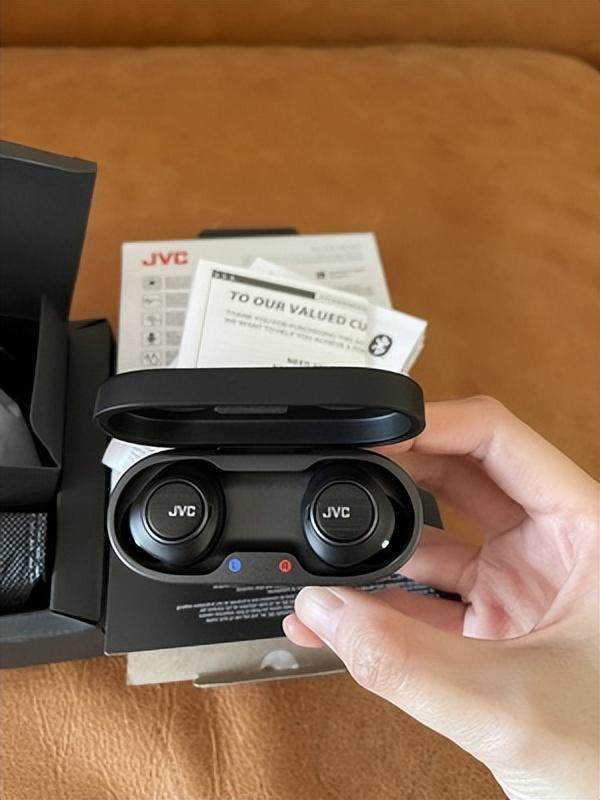 买airpods还是其他牌子的无线蓝牙耳机？（jvc）?