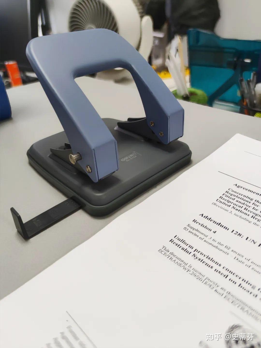 推荐大家使用一下打孔器+装订夹，比订书机好用太多了 - 知乎