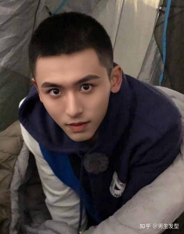 别再说寸头是 精神小伙”发型了，男生剪这3种短发，帅气又潮流 知乎