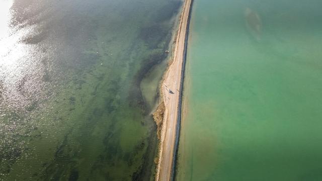 航拍：青海最美“海上公路”，如巨龙盘亘双色海平面 - 知乎