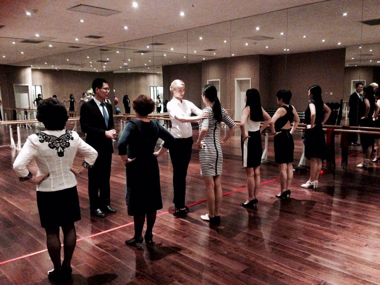 {优雅仪态第一期} 如何练就优雅的走路姿态 The proper body posture while walking - 知乎