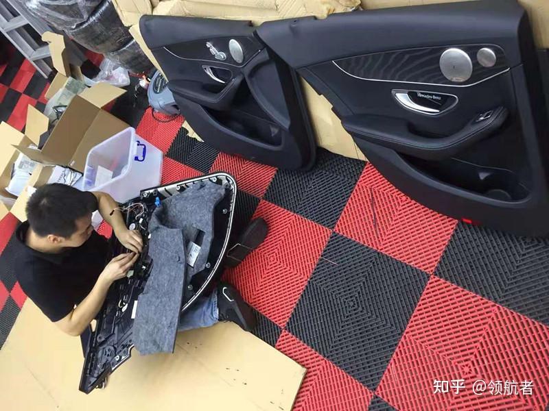 奔驰内饰改装：奔驰C内饰加装12色氛围灯，颜色随心切换，让内饰不再单调！ - 知乎