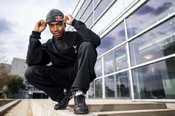 21岁的Bboy Lee 舞龄19年，2岁能倒立，他是如何赢在起跑线上的？ - 知乎