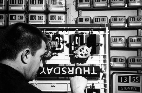 古老的技术(三)：翻牌式显示器(Split-flap display) - 知乎