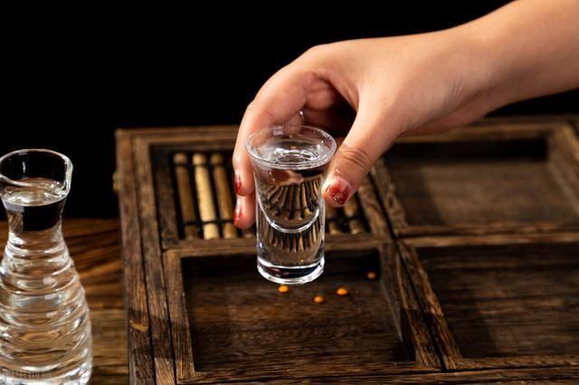 吃晚饭时，经常喝 白酒”的人，最后身体都怎么样了？早知早受益 知乎