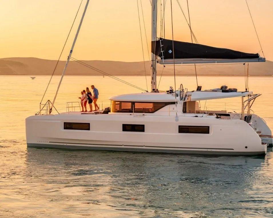 十艘性能优越的双体帆船不容错过！ - 知乎