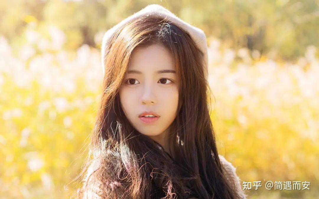 如何从肢体接触来判断女生对你有没有兴趣？ 知乎