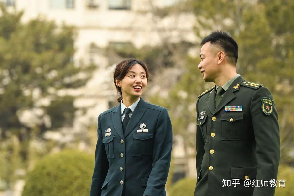 博士学霸天各一方，她穿上“孔雀蓝”，只为相伴相随并肩战斗 知乎