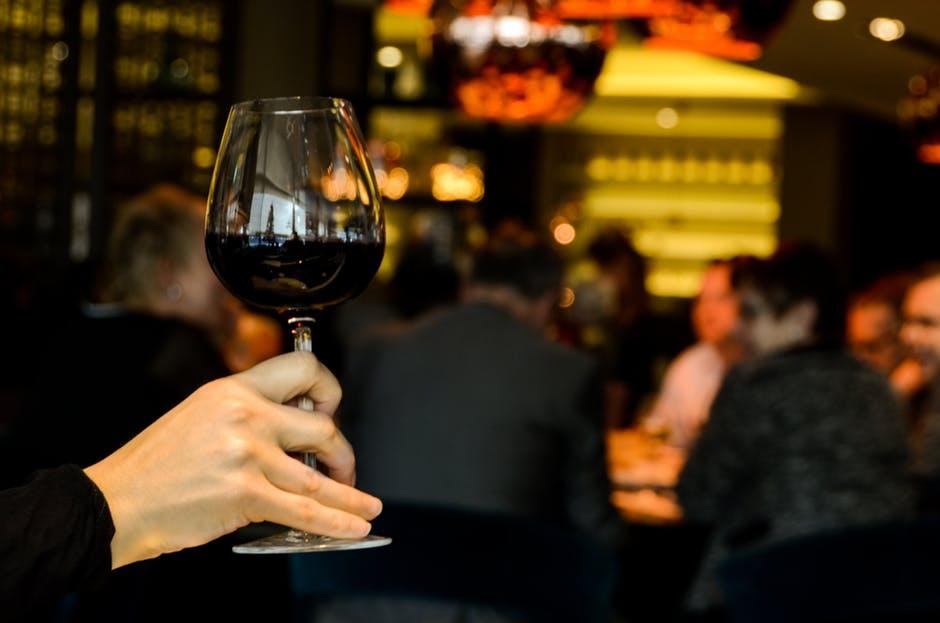葡萄酒杯,正确的握杯姿势是怎样的? 知乎
