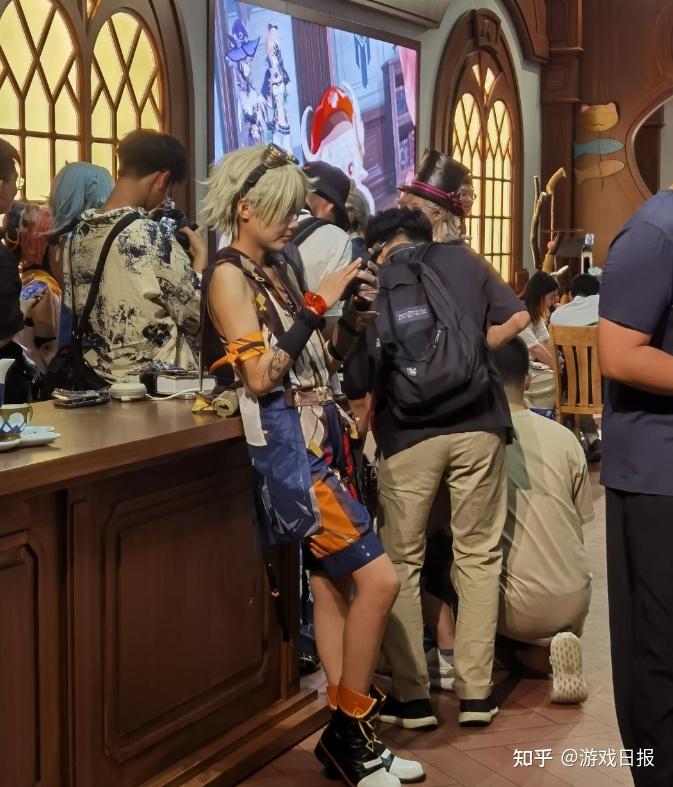 全国的Coser都到了一起？原神FES正式开展，玩家合影都顾不过来 - 知乎