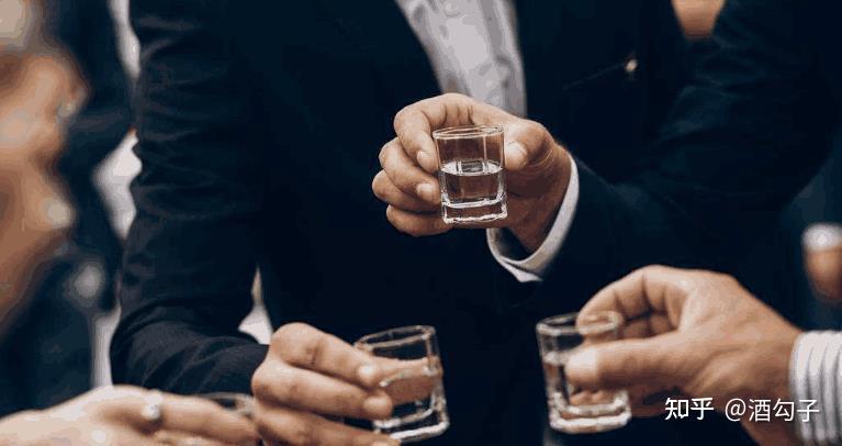 滴酒不沾的人参加酒局，遇对方敬酒怎么办？过来人：3招赶走尴尬
