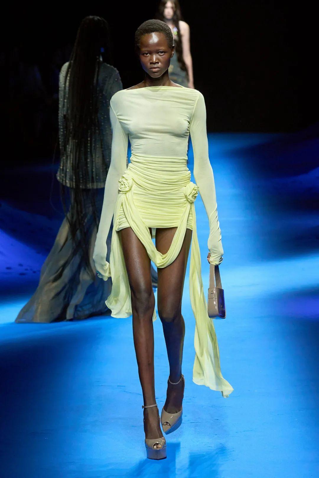 秀场 | Y2K辣妹秒变暗黑系美人鱼 Blumarine 2023 春季成衣系列 - 知乎