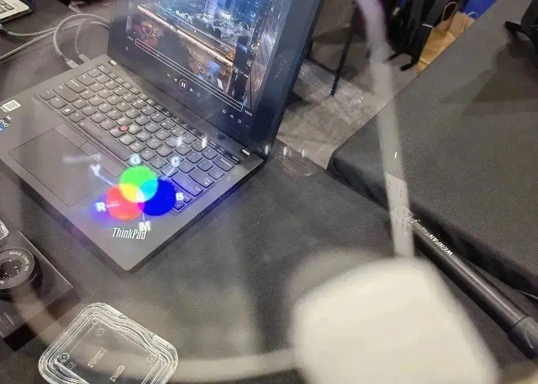 镭昱Micro-LED单片全彩微显示屏发布，搭载灵犀微光二维阵列光波导 - 知乎