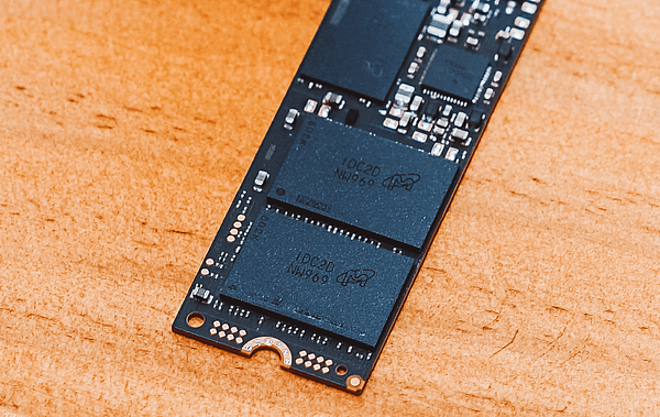 美光又在搞事？国产品牌4T SSD，竟然采用了美光低端QLC颗粒 - 知乎