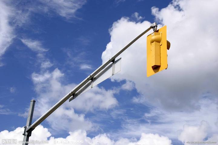 “闯红灯”用英语怎么说？不是break the red light - 知乎