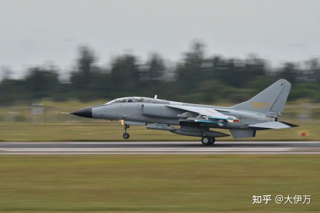 快乐又来了！歼轰-7A2携带中国版JASSM首次亮相，这款导弹为何令人如此振奋？ - 知乎