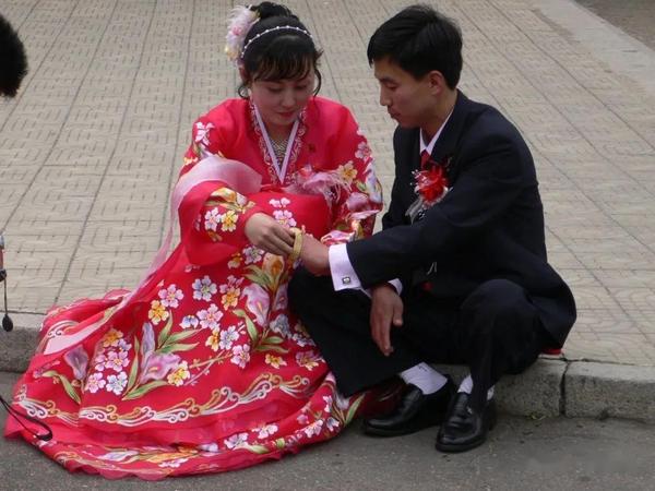 朝鲜人结婚,新娘给新郎戴上一块大金表 知乎