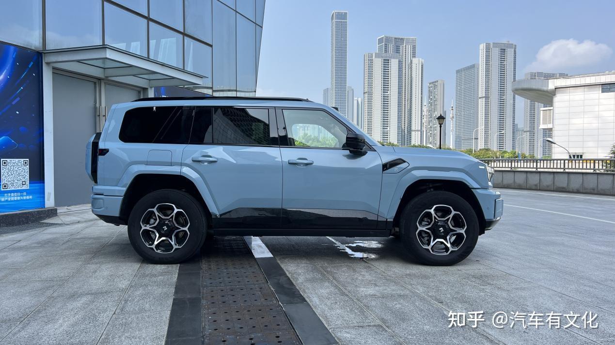 试驾猛士M817：32.99万起的“机甲猛兽”，硬派越野也能当“都市暖男”？ - 知乎