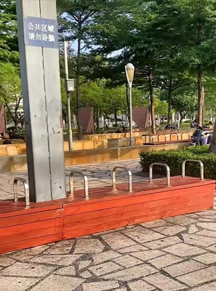 天桥下建水泥锥、公园长椅上装护栏，城市对弱势群体能友善些吗 知乎