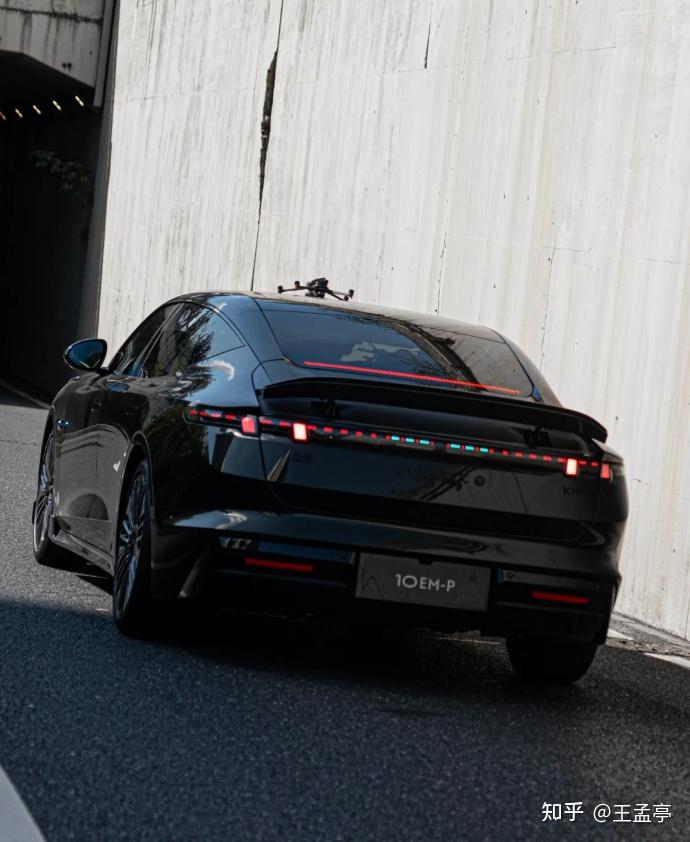 尾随领克10EM-P小蓝灯，有点帅 - 知乎