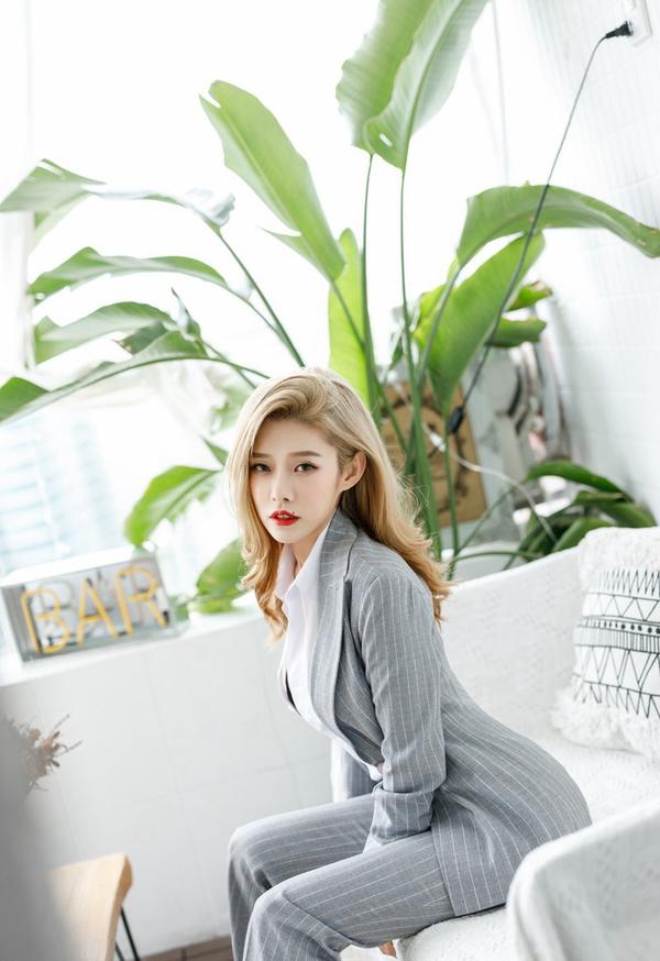 luvian本能私房写真飒爽率性的西服与极致魅惑黑丝 - 知乎