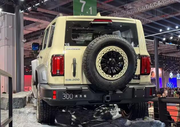 BJ40增程赤兔版对比坦克300虎克版，原厂改装谁更吸睛？ - 知乎