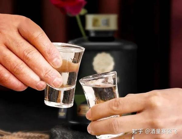 去山东喝酒，你若只有半斤酒量，怎么能镇住全场？当地人喝酒的酒杯一般都是三两或二两半的酒杯！ 知乎