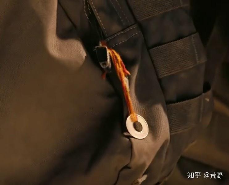 TENET Neil backpack tag | 信条 尼尔 背包上的红绳挂件/挂饰/圆环的出处 - 知乎