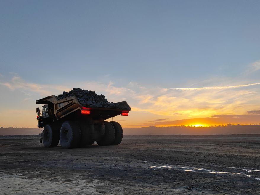 “你的煤，我包了！”矿区霸总——徐工XDE240双桥刚性矿车 - 知乎