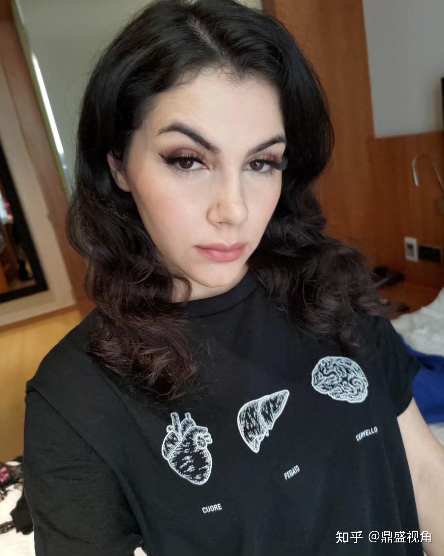 双馨，瓦伦蒂娜·纳皮 Valentina Nappi令人惊叹的身材和自然之美 知乎