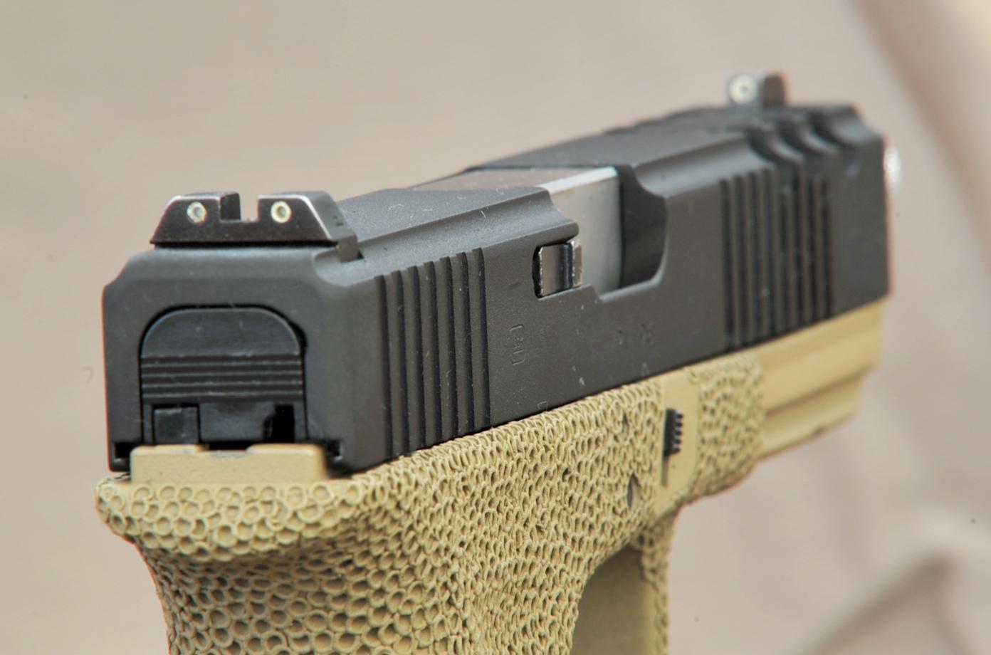 既然枪的瞄准器安装在枪口的上方 那为什么还可以瞄哪打哪？ - 知乎