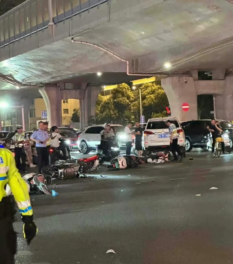郑州小米su7连撞多车后续：车主照片曝光，事后还不以为然发抖音 - 知乎