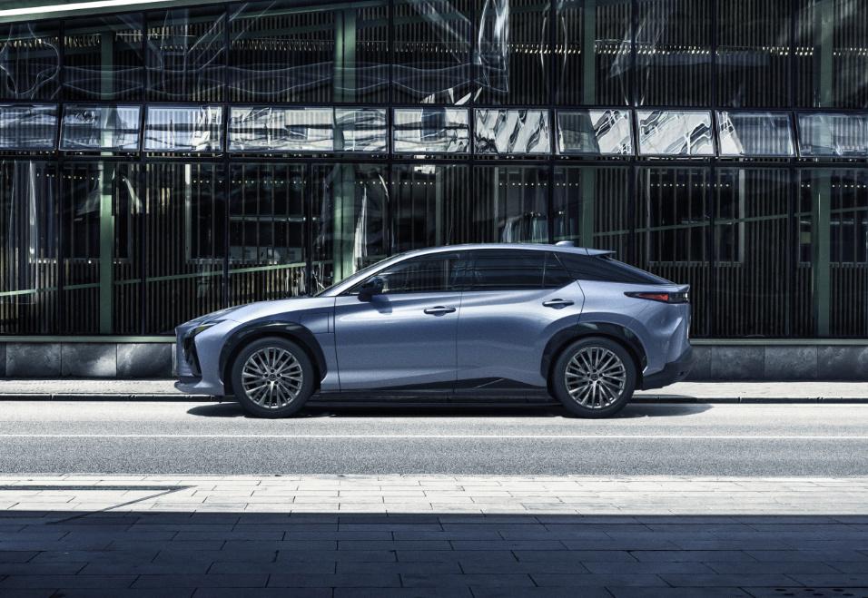 新势力与老江湖PK：蔚来ES6对比全新雷克萨斯RZ - 知乎