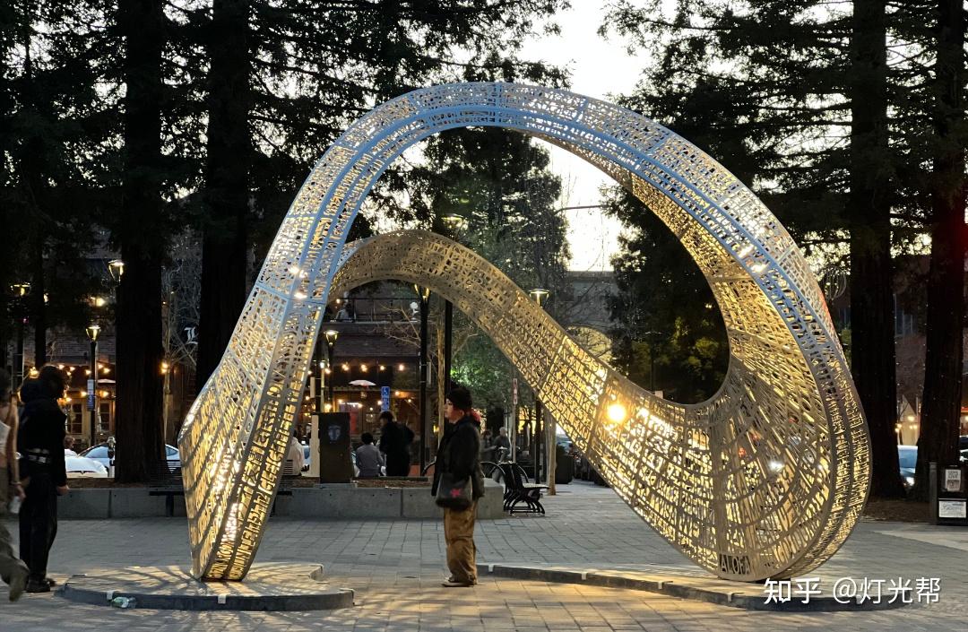 美国“Unum”起伏的不锈钢灯雕塑 - 知乎