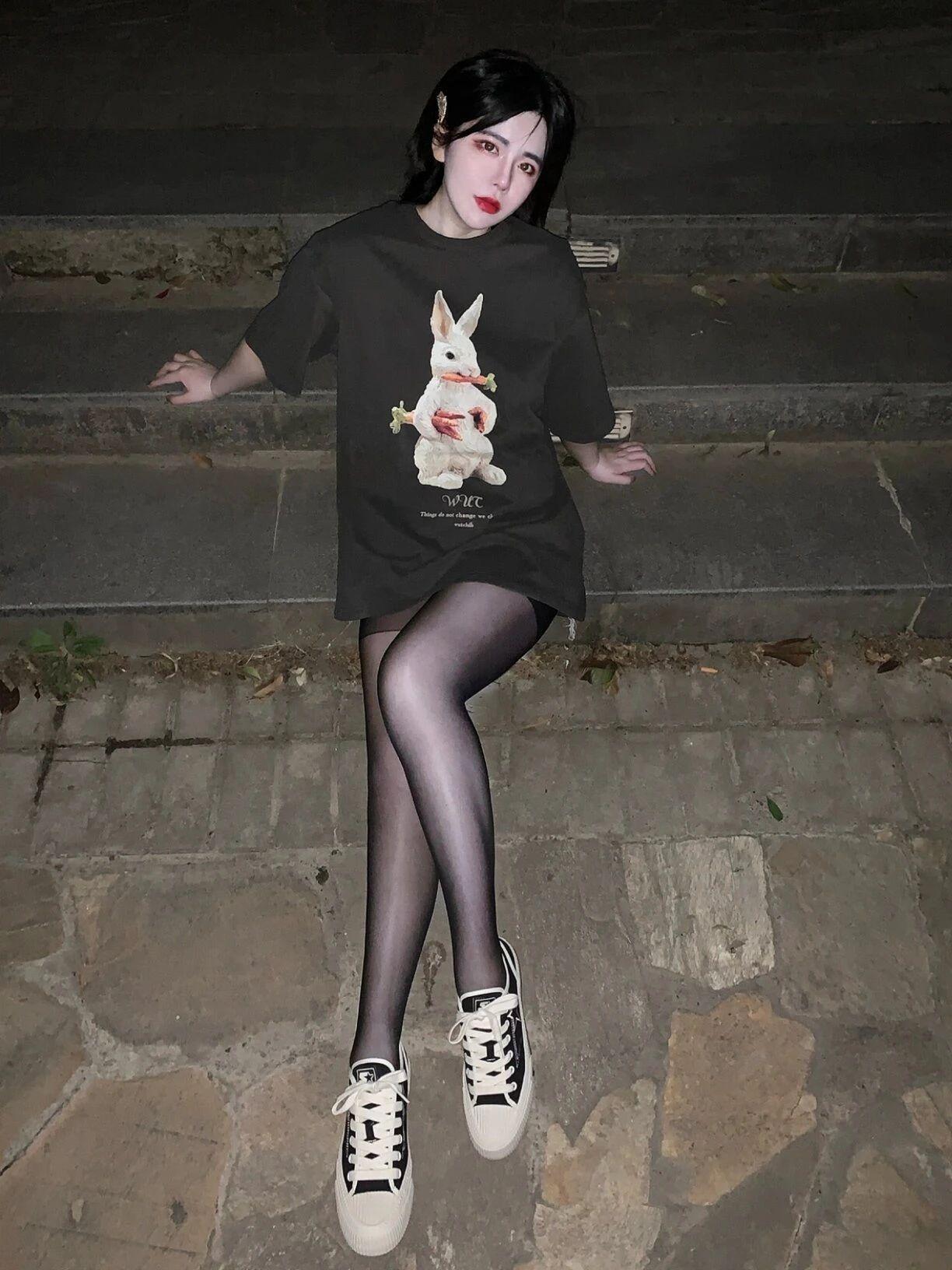 可爱兔兔女孩丨167cm 49kg长款T恤+黑丝袜服饰搭配 - 知乎
