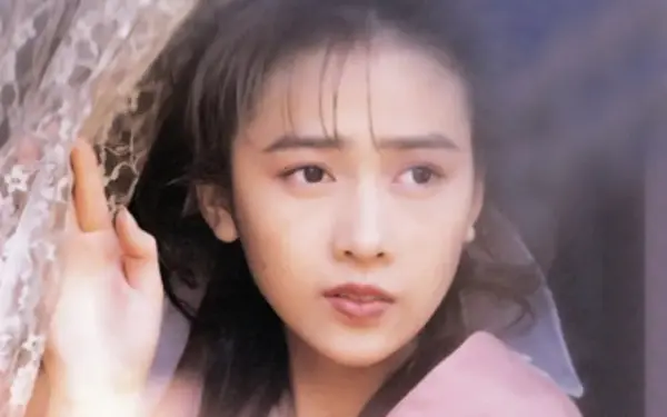 女生在约会中经常会做的5个小动作！兄弟们都能读懂吗？ 知乎
