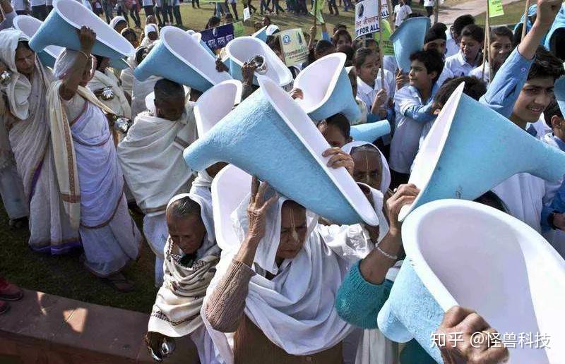 荷兰Urilift Combi厕所厂商发明了升降式厕所，白天休息晚上才会出来服务！ - 知乎