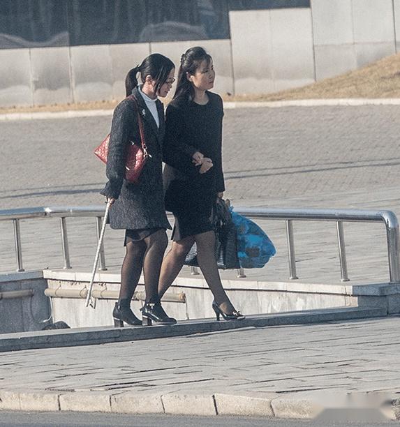 朝鲜女导游的10件衣服 喜欢穿黑色丝袜 知乎