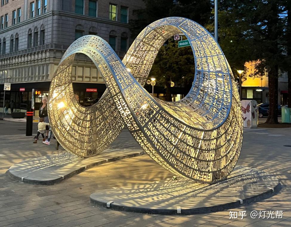 美国“Unum”起伏的不锈钢灯雕塑 - 知乎