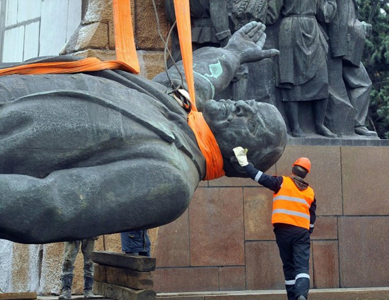 前社会主义阵营国家里曾经无处不在的列宁像，如今都在哪里？ - 知乎