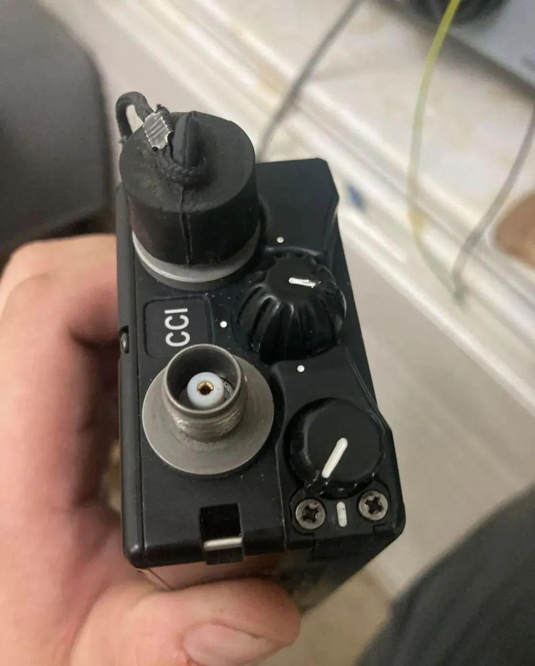 拆了一个美军电台PRC-148 JEM和配套车载功放AN/VRC-111，设计不是一般复杂！ - 知乎