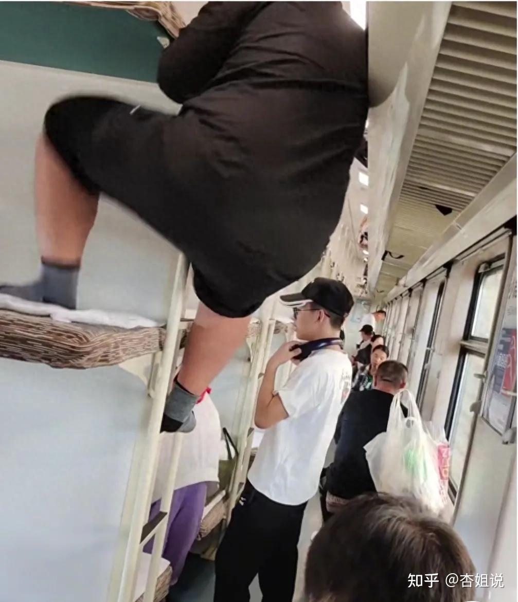朋友说：睡火车的中铺真的太难了 知乎