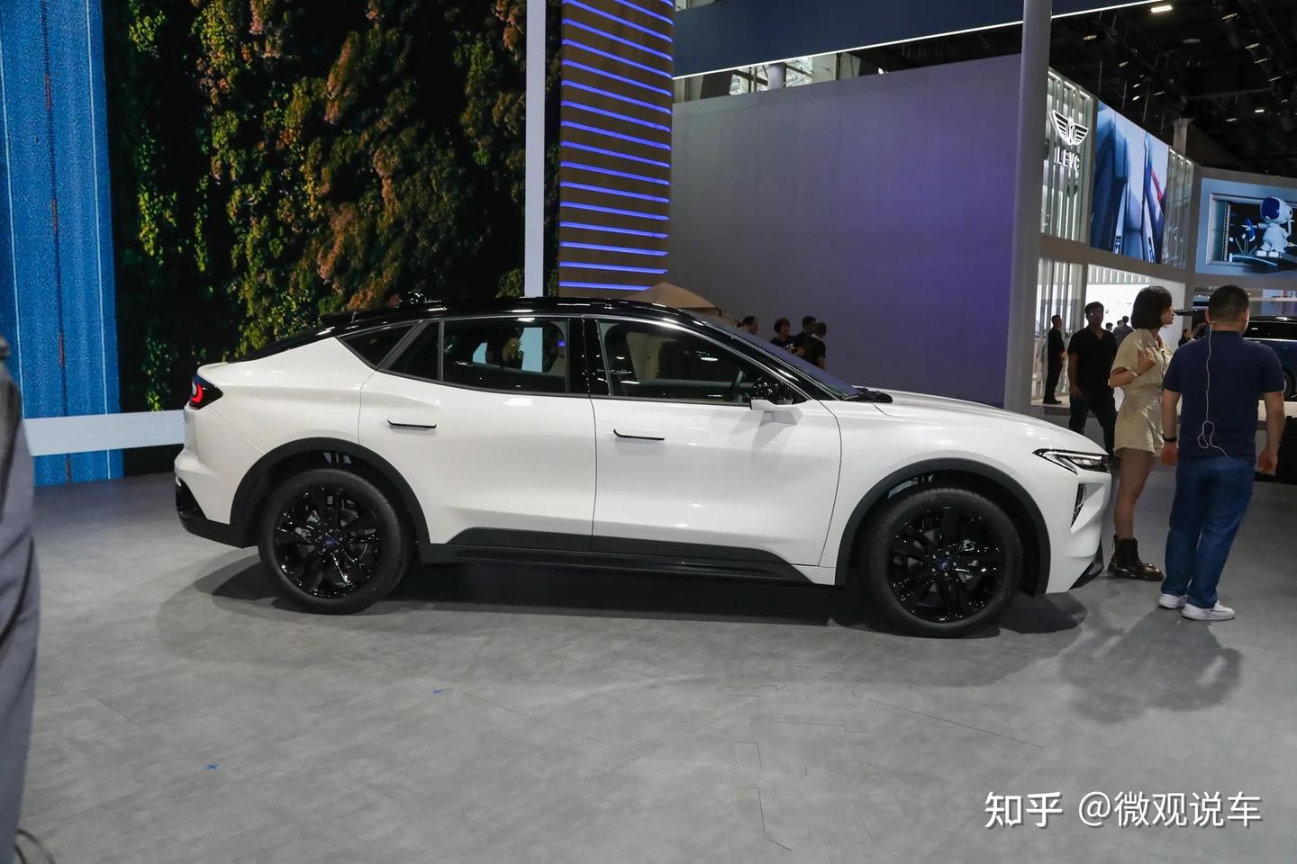 福特蒙迪欧油电混动，实测5.45S破百，轴距2945mm，27寸大屏 - 知乎