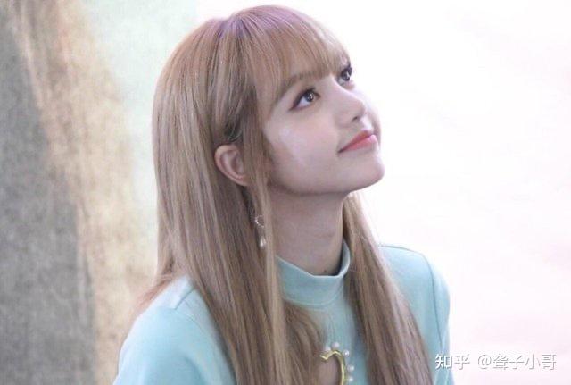 Lisa童年照被翻，看到她小时候的颜值，难怪被称“人间芭比” - 知乎