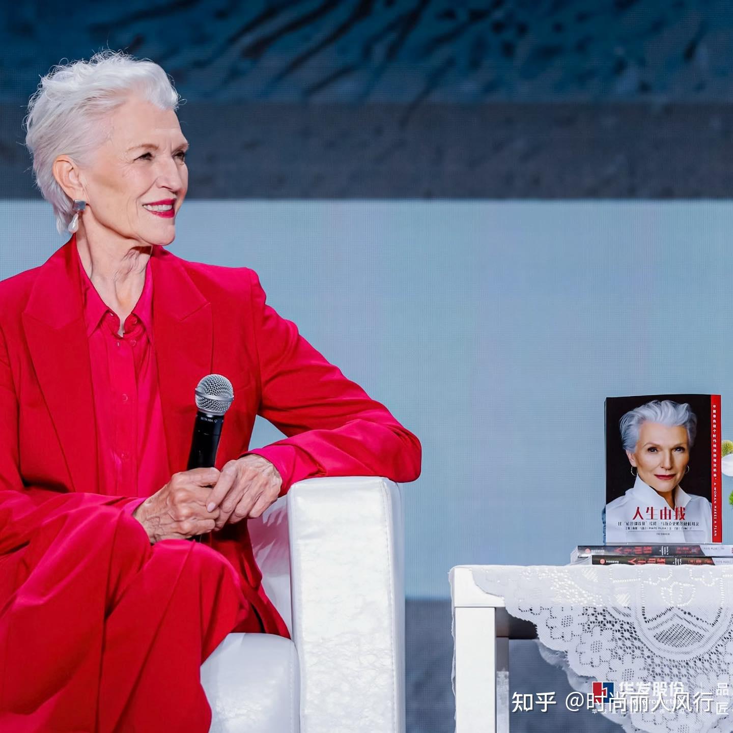 马斯克妈妈又来中国啦！穿一身中国红太惊艳了，75岁照样把人美到 - 知乎