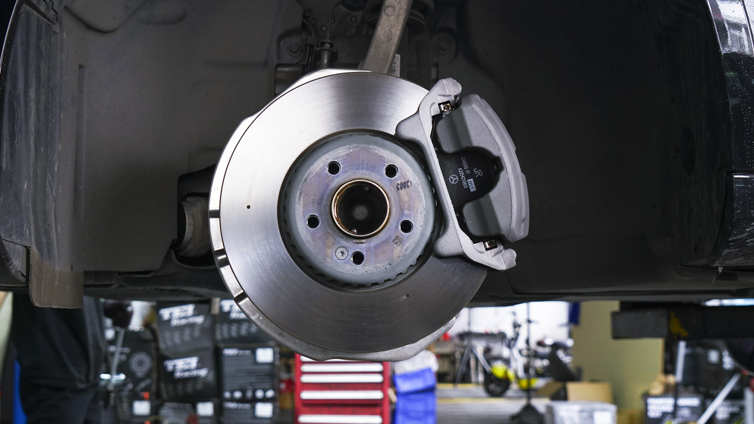 奔驰E300L升级案例，改装TEI刹车前6后4套件，颜值高、性能强 - 知乎