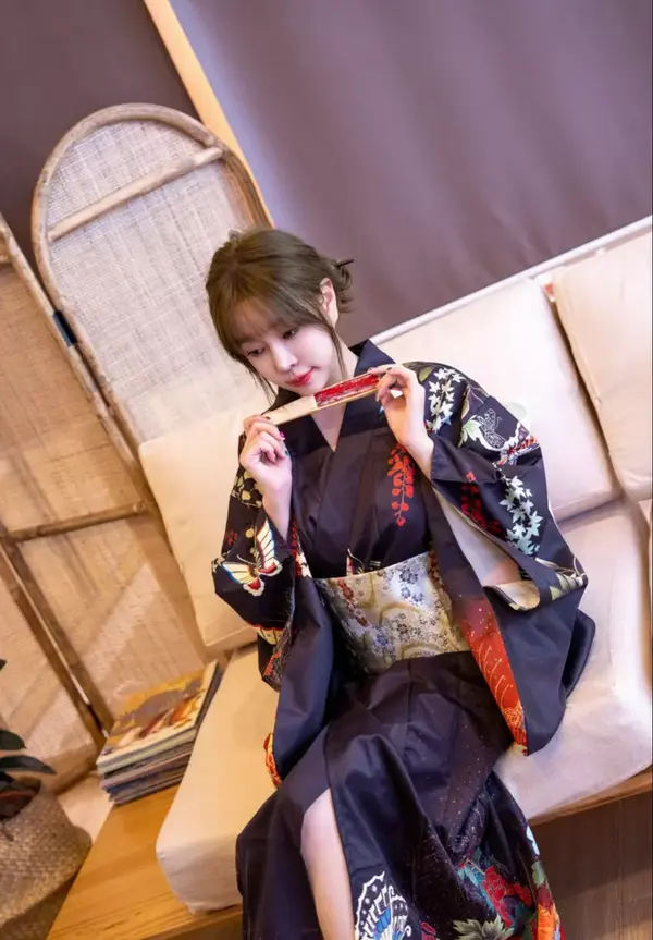 深色日式和服和来辣妹装,丰腴姿态婀娜妩媚。 知乎