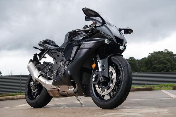 雅马哈R1，四缸水冷，191马力，堪称摩托界的宝马 - 知乎